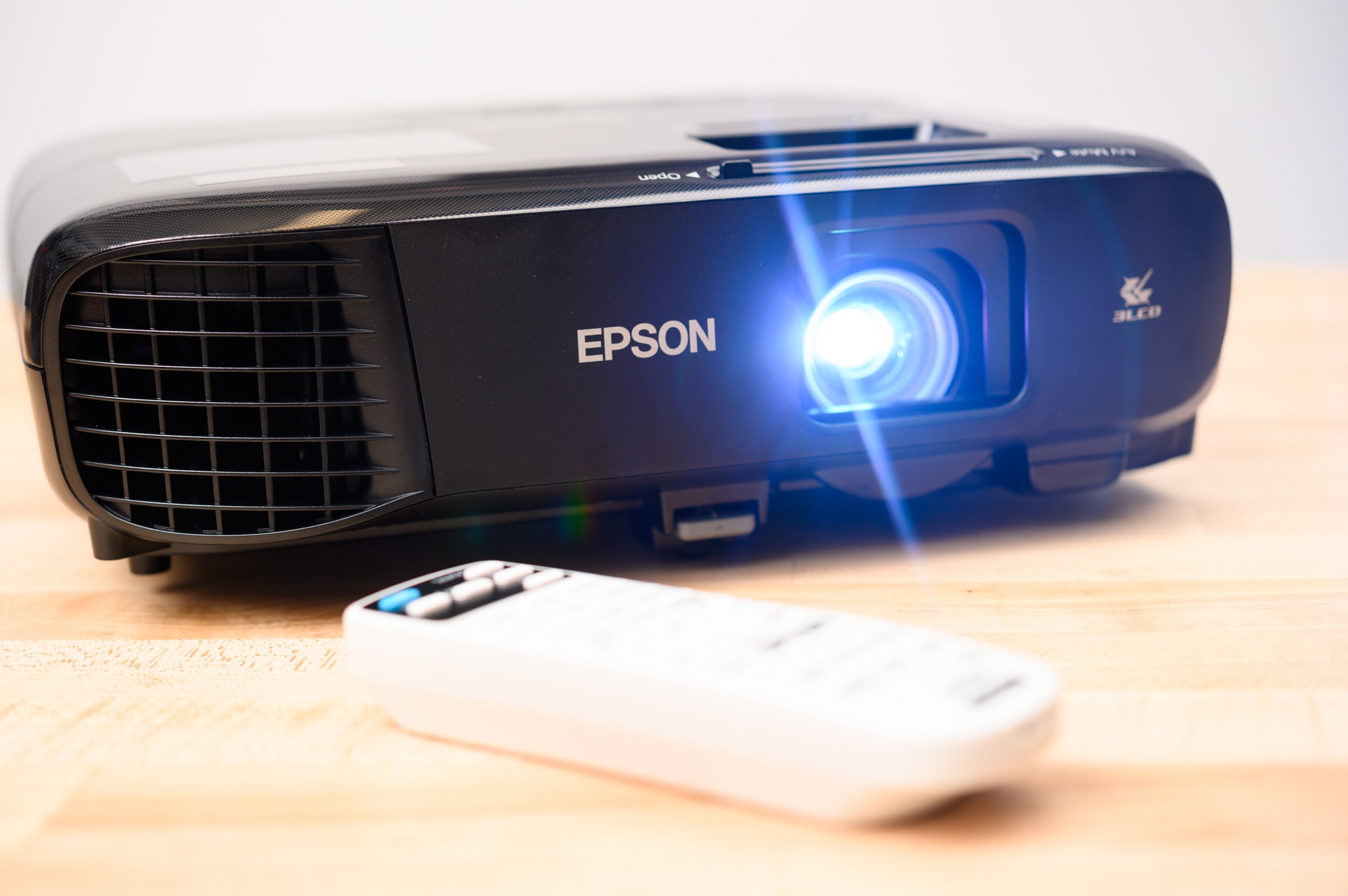 Epson Pro EX9240 Review | Tested by GearLab