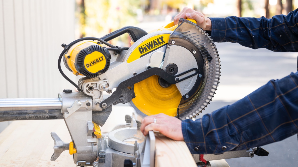 DeWalt 12-Inch Double-Bevel Sliding Compound DWS780 Review | Tested