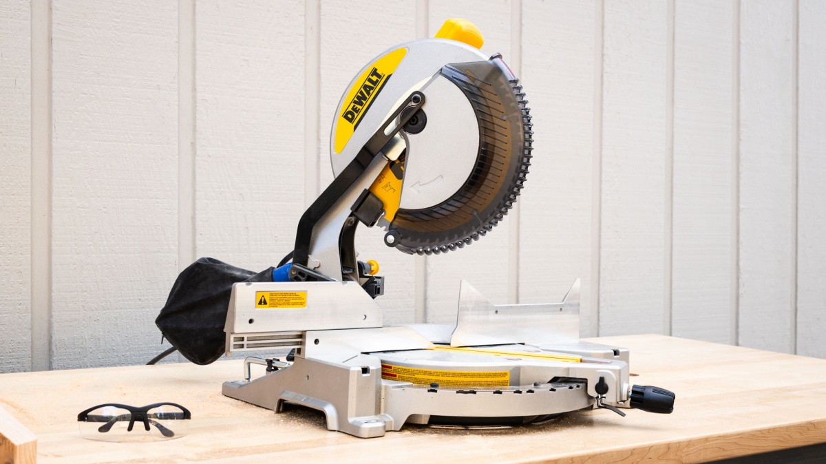 DeWalt 12-Inch Single Bevel Compound DWS715 Review | Tested