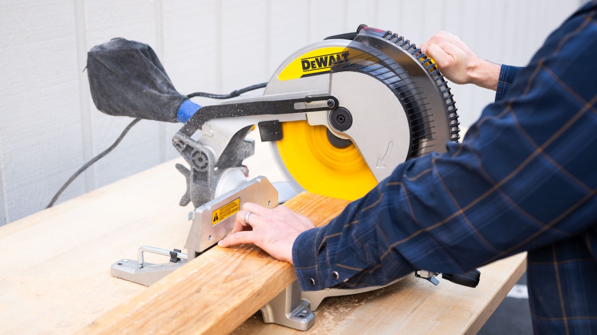 DeWalt 12-Inch Single Bevel Compound DWS715 Review | Tested